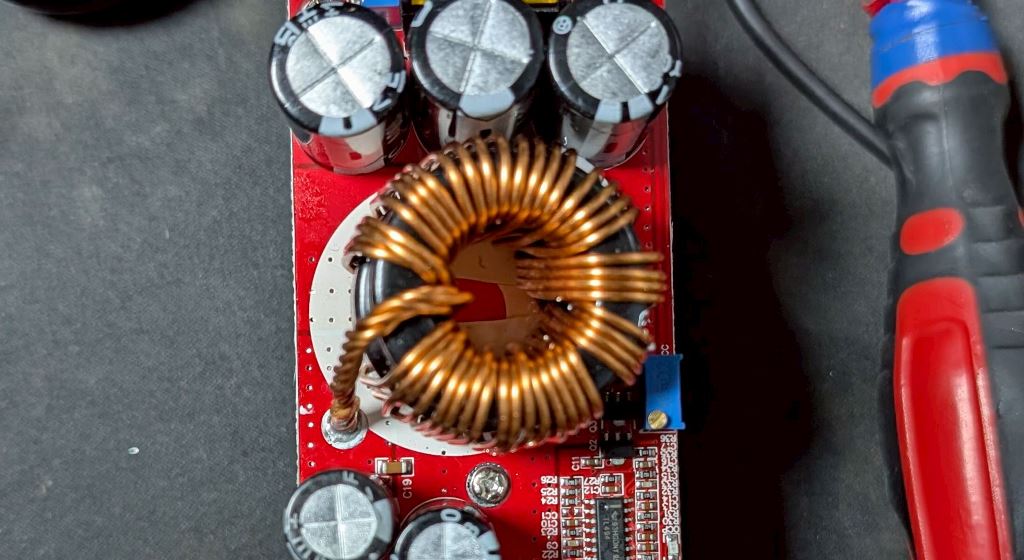 DC-DC buck boost module – 湯姆群情報站